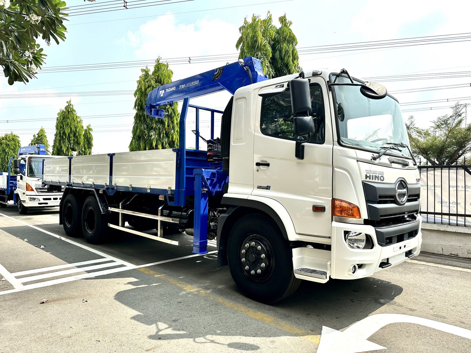 Hino 3 Chân FL8JT7A Gắn Cẩu Tadano - Thùng Dài 7m | Hino Hồ Chí Minh